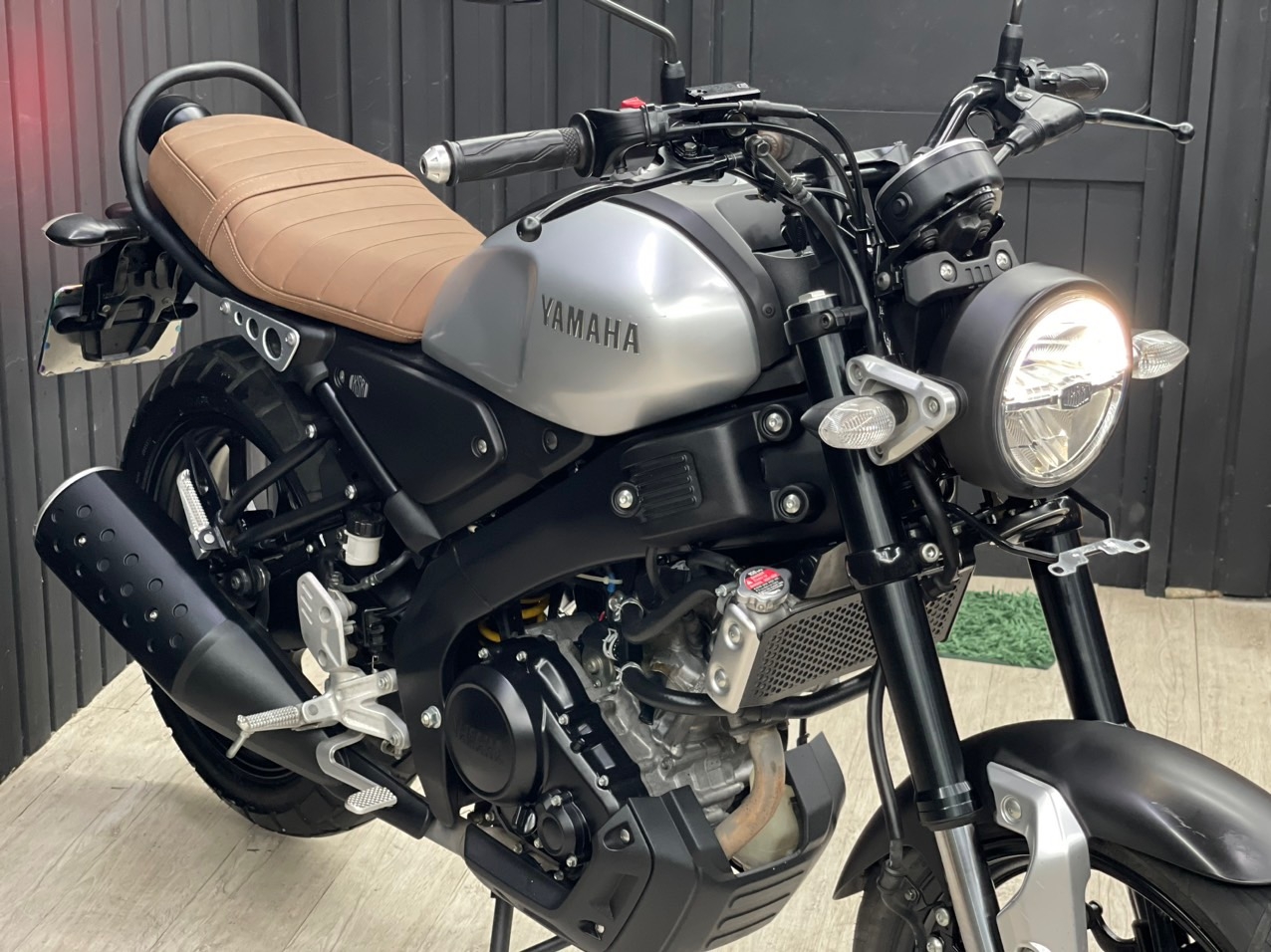 YAMAHA XSR 155 Bạc